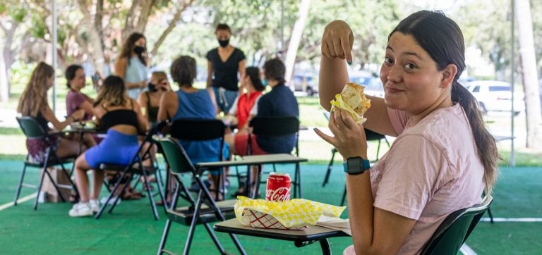 On-campus dining experience moves outdoors - News | Eckerd College
