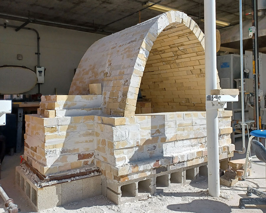 Art students construct hybrid kiln for course credit - News | Eckerd ...